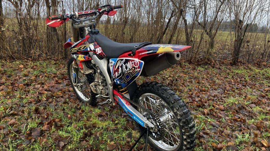 Хонда CRF 450R 2005 в Вентспилс, объемом двигателя 0.45 л и пробегом 0 тыс. км за 2000 €, фото 2 на AUTOMOTO.COM.LV