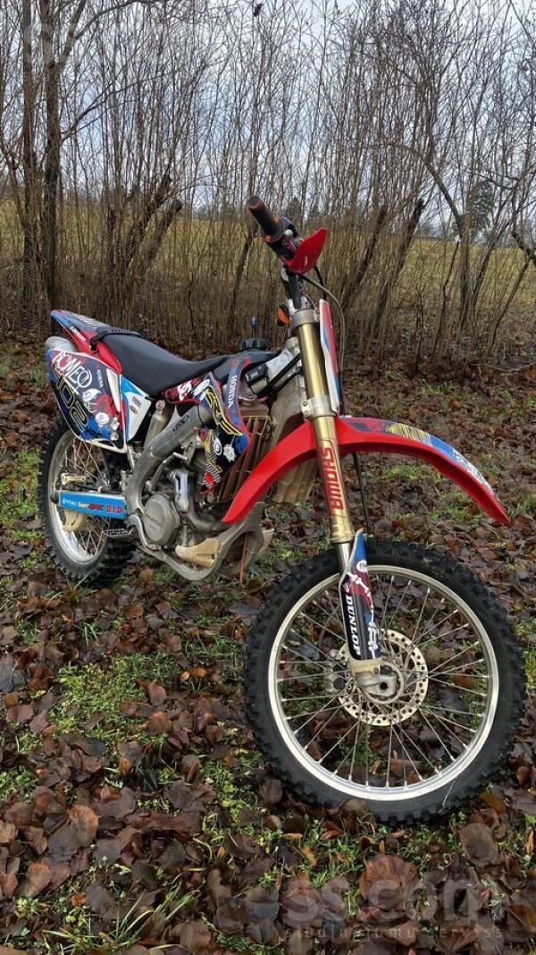 Хонда CRF 450R 2005 в Вентспилс, объемом двигателя 0.45 л и пробегом 0 тыс. км за 2000 €, фото 5 на AUTOMOTO.COM.LV