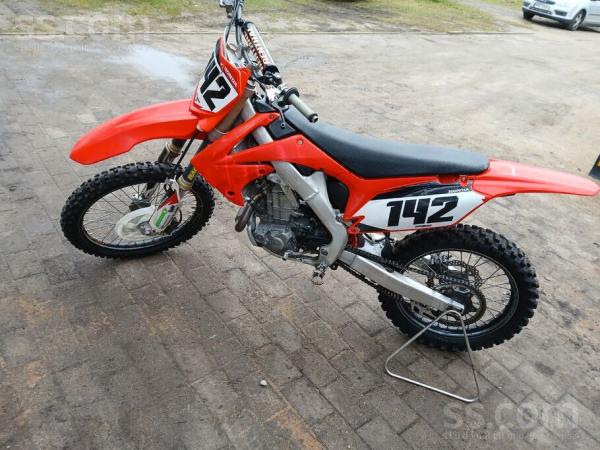 Хонда CRF 450R 2011 в Рига, объемом двигателя 0.45 л и пробегом 0 тыс. км за 2400 €, фото 1 на AUTOMOTO.COM.LV