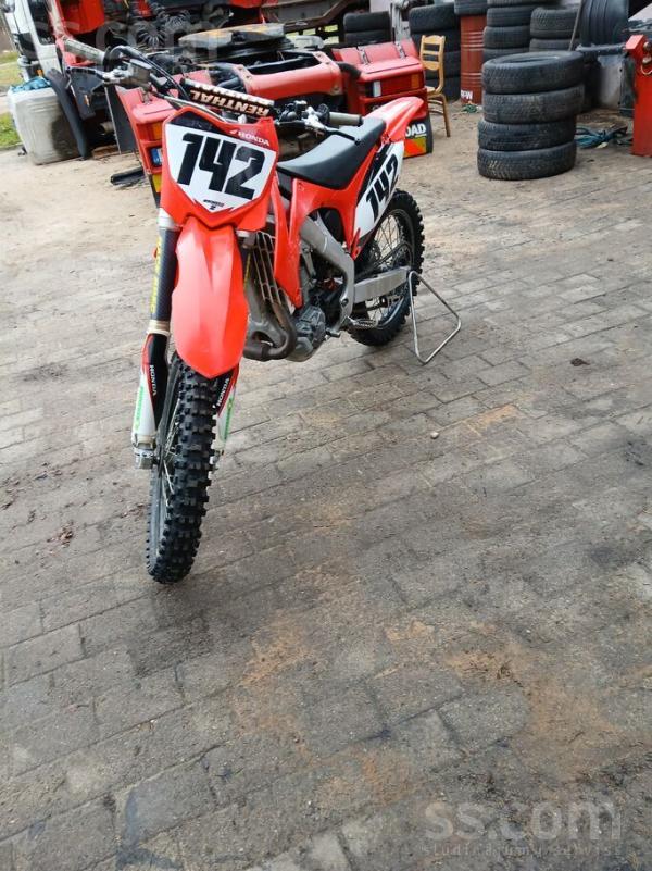 Хонда CRF 450R 2011 в Рига, объемом двигателя 0.45 л и пробегом 0 тыс. км за 2400 €, фото 2 на AUTOMOTO.COM.LV
