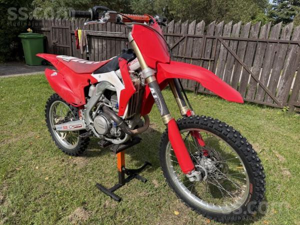 Хонда CRF 450R 2013 в Вентспилс на AUTOMOTO.COM.LV Хонда CRF 450R 2013 в Вентспилс, объемом двигателя 0.45 л и пробегом 0 тыс. км за 2100 €, фото 3 на AUTOMOTO.COM.LV