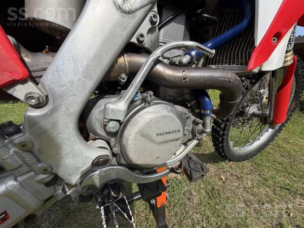 Хонда CRF 450R 2013 в Вентспилс на AUTOMOTO.COM.LV Хонда CRF 450R 2013 в Вентспилс, объемом двигателя 0.45 л и пробегом 0 тыс. км за 2100 €, фото 4 на AUTOMOTO.COM.LV