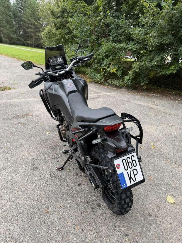 Black Honda CRF 2020 in Mazeikiai, with an engine capacity of 1.10 L and mileage of 23 thousand km for 11600 €, photo 5 on AUTOMOTO.COM.LV