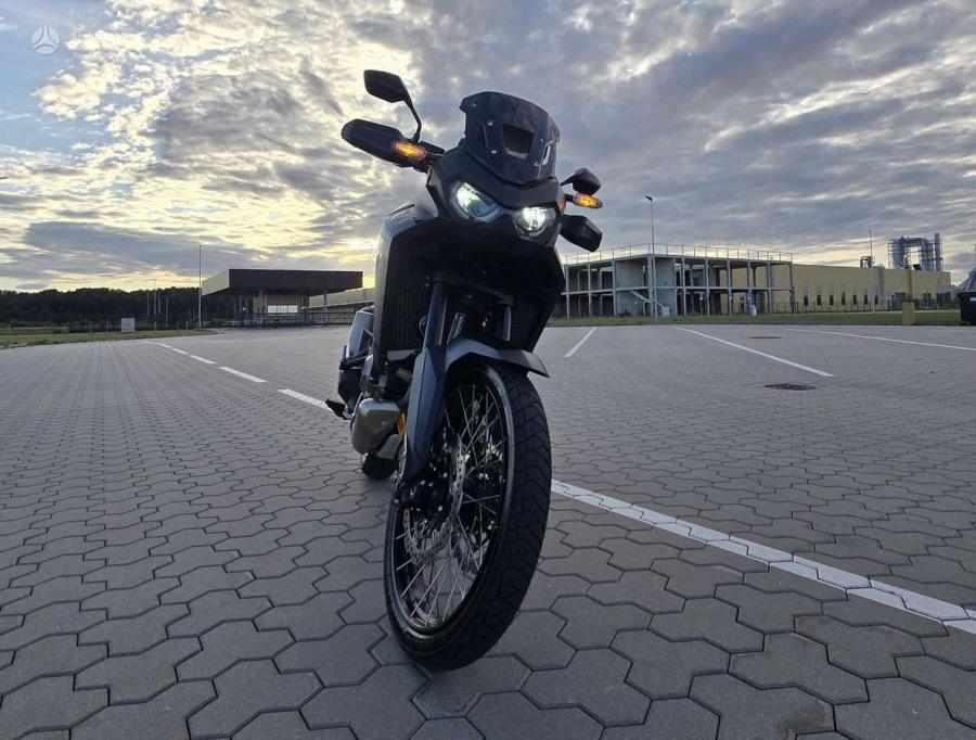 Black Honda CRF 2025 in Vilnius, with an engine capacity of 1.10 L and mileage of 5 thousand km for 14000 €, photo 6 on AUTOMOTO.COM.LV