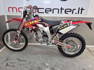 Honda CRF 2002 Kauņa, ar dzinēja tilpumu 0.45 L un nobraukumu 10000 tūkst. km par 2400 €, foto  vietnē AUTOMOTO.COM.LV