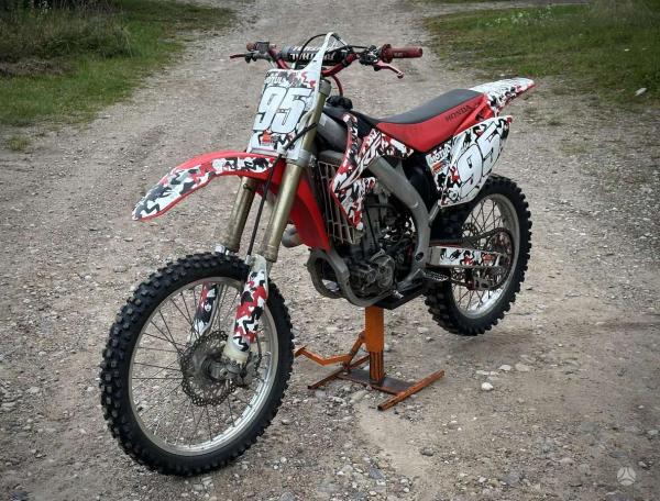 Honda CRF 2006 in Anyksciai, with an engine capacity of 0.45 L and mileage of 5 thousand km for 1450 €, photo 1 on AUTOMOTO.COM.LV