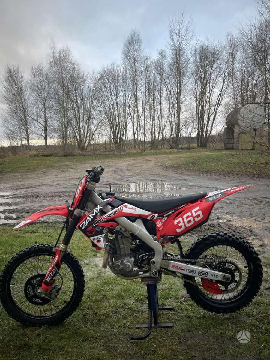 Honda CRF 2009 Naujoji Akmenė, ar dzinēja tilpumu 0.45 L un nobraukumu 1000 tūkst. km par 2500 €, foto 1 vietnē AUTOMOTO.COM.LV