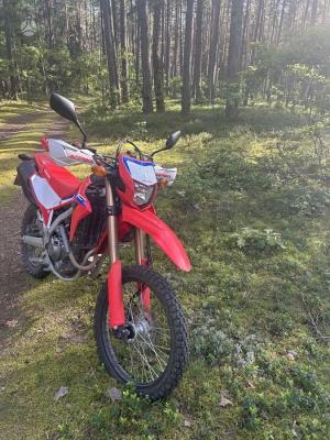 Honda CRF 2021 Viļņa, ar dzinēja tilpumu 0.30 L un nobraukumu 4 tūkst. km par 4650 €, foto  vietnē AUTOMOTO.COM.LV