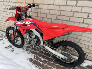 Honda CRF 2024 Alīta, ar dzinēja tilpumu 0.25 L un nobraukumu 1 tūkst. km par 5800 €, foto 3 vietnē AUTOMOTO.COM.LV