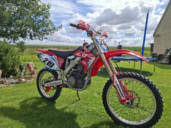 Red Honda CRF 2004 in Radviliskis, with an engine capacity of 0.25 L and mileage of 0 thousand km for 1750 €, photo 1 on AUTOMOTO.COM.LV