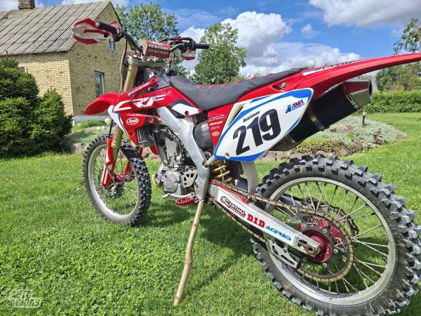 Red Honda CRF 2004 in Radviliskis, with an engine capacity of 0.25 L and mileage of 0 thousand km for 1750 €, photo 3 on AUTOMOTO.COM.LV