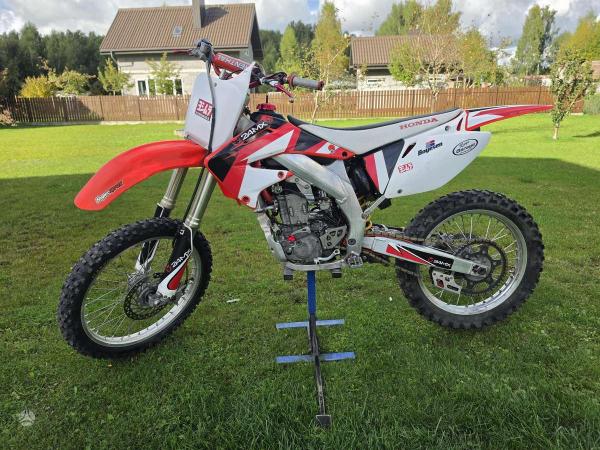 Red Honda CRF 2006 in Gargzdai, with an engine capacity of 0.45 L and mileage of 0 thousand km for 1900 €, photo 3 on AUTOMOTO.COM.LV