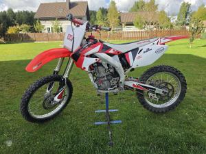 Sarkans Honda CRF 2006 Gargždai, ar dzinēja tilpumu 0.45 L un nobraukumu 0 tūkst. km par 1900 €, foto 3 vietnē AUTOMOTO.COM.LV