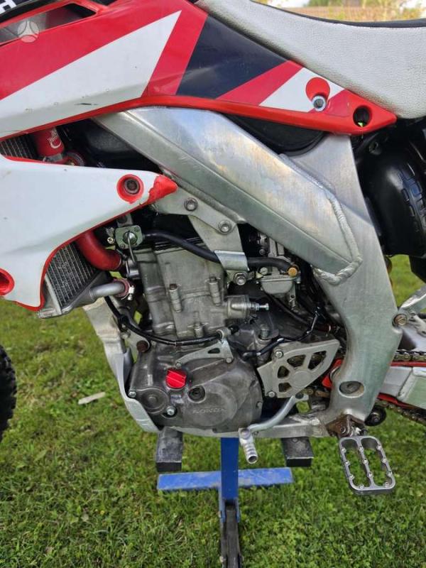 Red Honda CRF 2006 in Gargzdai, with an engine capacity of 0.45 L and mileage of 0 thousand km for 1900 €, photo 4 on AUTOMOTO.COM.LV