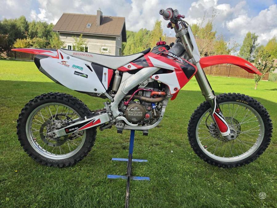 Sarkans Honda CRF 2006 Gargždai, ar dzinēja tilpumu 0.45 L un nobraukumu 0 tūkst. km par 1900 €, foto 6 vietnē AUTOMOTO.COM.LV