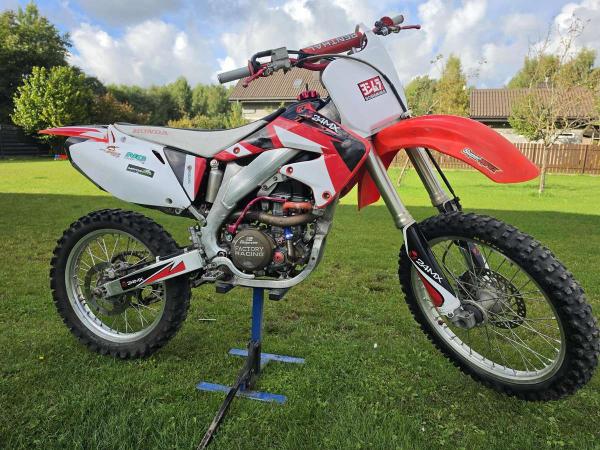 Red Honda CRF 2006 in Gargzdai, with an engine capacity of 0.45 L and mileage of 0 thousand km for 1900 €, photo 9 on AUTOMOTO.COM.LV