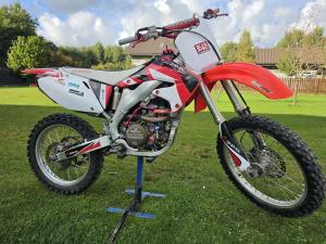 Sarkans Honda CRF 2006 Gargždai, ar dzinēja tilpumu 0.45 L un nobraukumu 0 tūkst. km par 1900 €, foto 9 vietnē AUTOMOTO.COM.LV