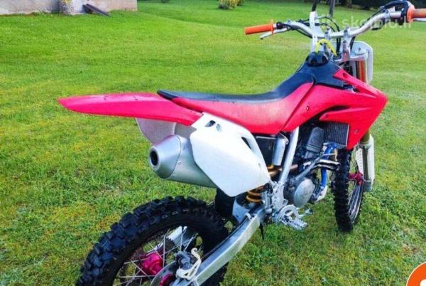 Red Honda CRF 2008 in Radviliskis, with an engine capacity of 0.18 L and mileage of 1000 thousand km for 1850 €, photo 3 on AUTOMOTO.COM.LV