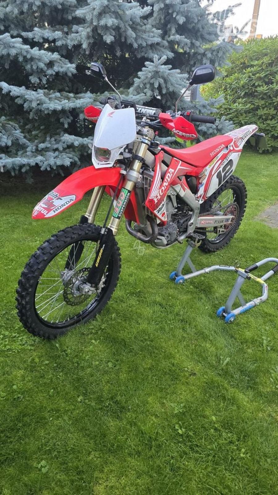 Sarkans Honda CRF 2018 Kauņa, ar dzinēja tilpumu 0.45 L un nobraukumu 0 tūkst. km par 3599 €, foto 4 vietnē AUTOMOTO.COM.LV