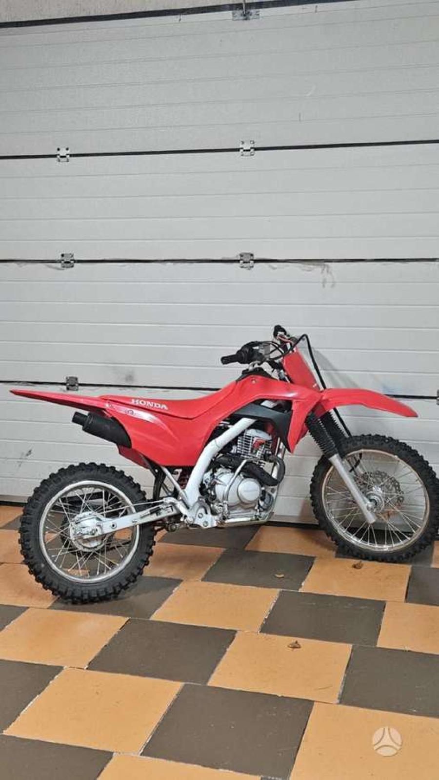 Red Honda CRF 2022 in Vilnius, with an engine capacity of 0.13 L and mileage of 2 thousand km for 1700 €, photo 1 on AUTOMOTO.COM.LV