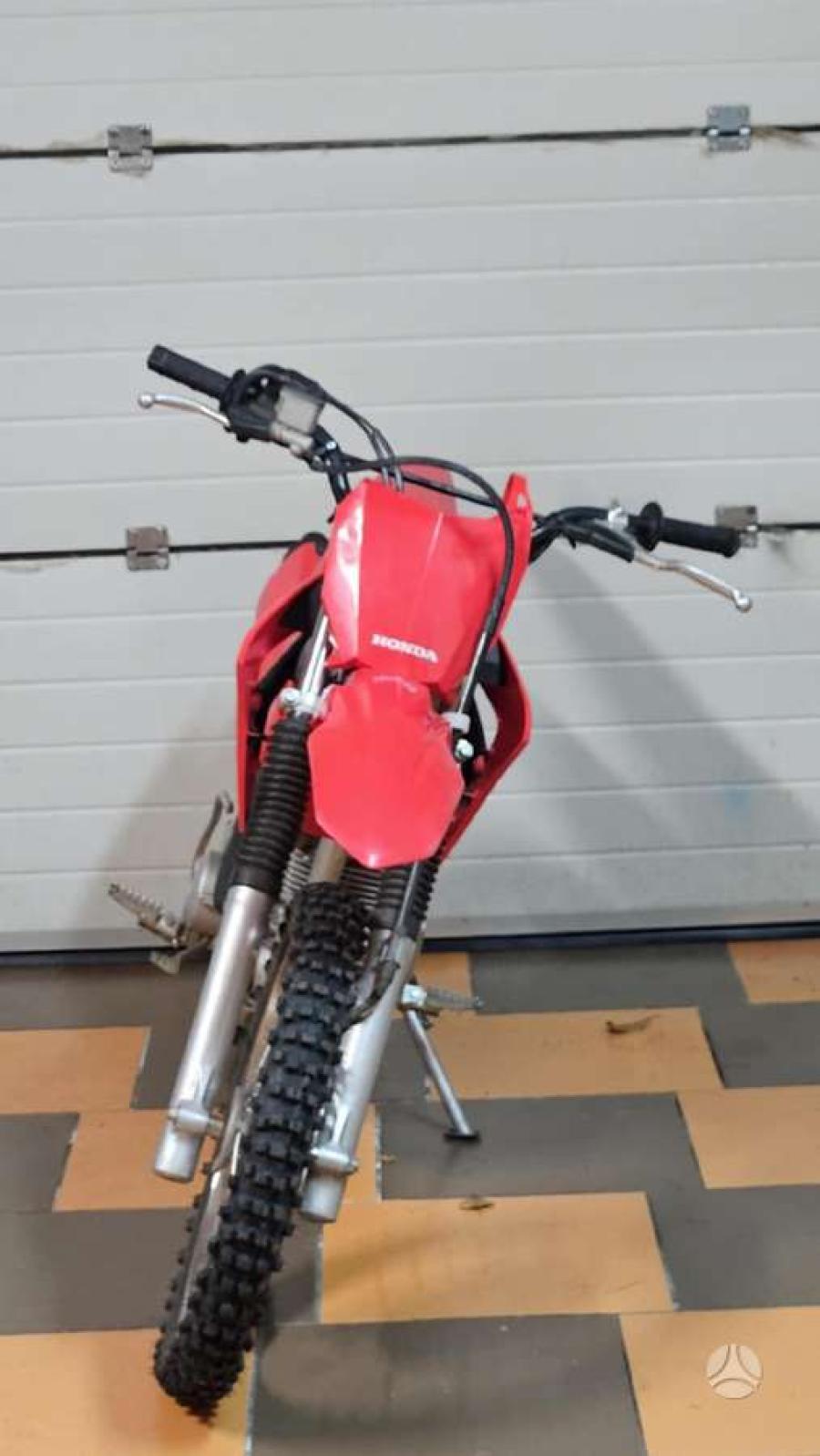 Red Honda CRF 2022 in Vilnius, with an engine capacity of 0.13 L and mileage of 2 thousand km for 1700 €, photo 6 on AUTOMOTO.COM.LV