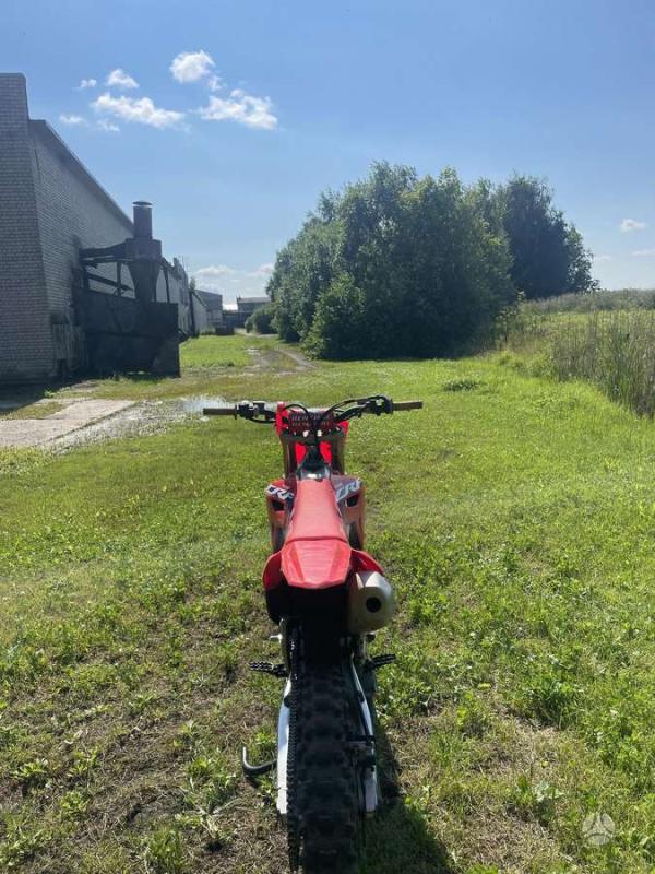 Sarkans Honda CRF 2022 Naujoji Akmenė, ar dzinēja tilpumu 0.45 L un nobraukumu 0 tūkst. km par 4500 €, foto 4 vietnē AUTOMOTO.COM.LV