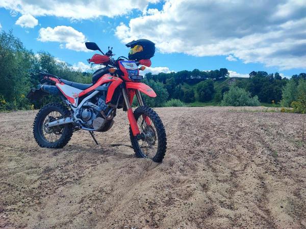Красный Хонда CRF 2022 в Юрбаркас, объемом двигателя 0.30 л и пробегом 15 тыс. км за 4000 €, фото 1 на AUTOMOTO.COM.LV