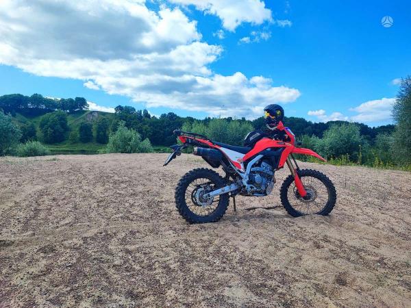 Красный Хонда CRF 2022 в Юрбаркас, объемом двигателя 0.30 л и пробегом 15 тыс. км за 4000 €, фото 2 на AUTOMOTO.COM.LV