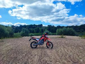 Красный Хонда CRF 2022 в Юрбаркас, объемом двигателя 0.30 л и пробегом 15 тыс. км за 4000 €, фото 4 на AUTOMOTO.COM.LV