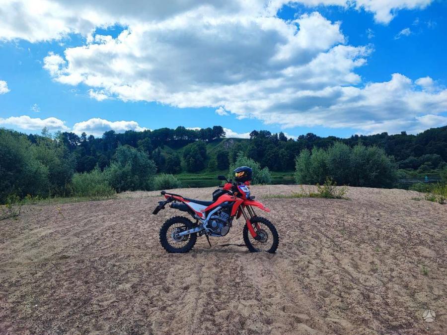 Красный Хонда CRF 2022 в Юрбаркас, объемом двигателя 0.30 л и пробегом 15 тыс. км за 4000 €, фото 4 на AUTOMOTO.COM.LV
