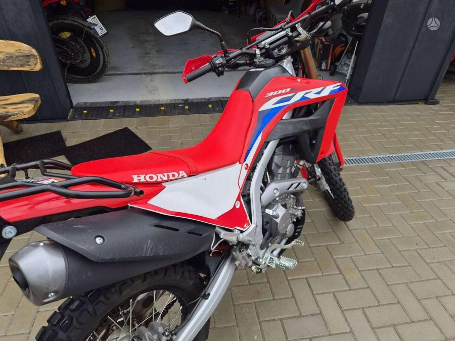 Red Honda CRF 2024 in Vilnius, with an engine capacity of 0.29 L and mileage of 1 thousand km for 5100 €, photo 6 on AUTOMOTO.COM.LV