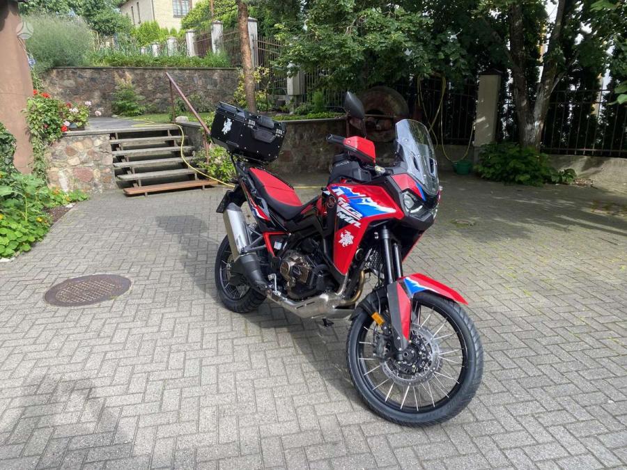 Red Honda CRF 2024 in Vilnius, with an engine capacity of 1.10 L and mileage of 22 thousand km for 15500 €, photo 7 on AUTOMOTO.COM.LV