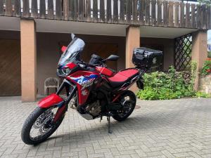 Red Honda CRF 2024 in Vilnius, with an engine capacity of 1.10 L and mileage of 22 thousand km for 15500 €, photo 8 on AUTOMOTO.COM.LV