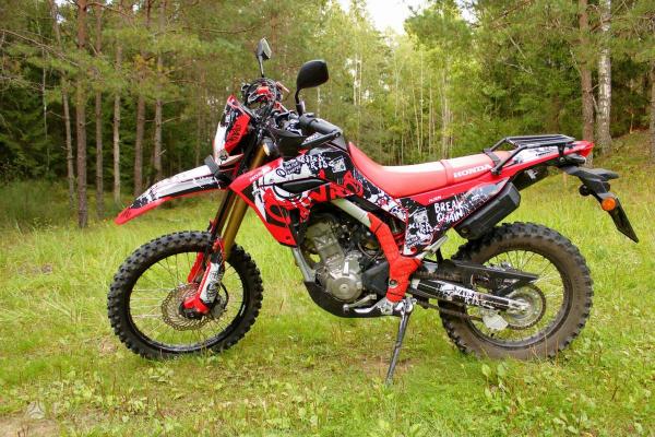 Red Honda CRF 2025 in Panevezys, with an engine capacity of 0.29 L and mileage of 5 thousand km for 5790 €, photo 1 on AUTOMOTO.COM.LV