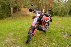 Red Honda CRF 2025 in Panevezys, with an engine capacity of 0.29 L and mileage of 5 thousand km for 5790 €, photo 3 on AUTOMOTO.COM.LV