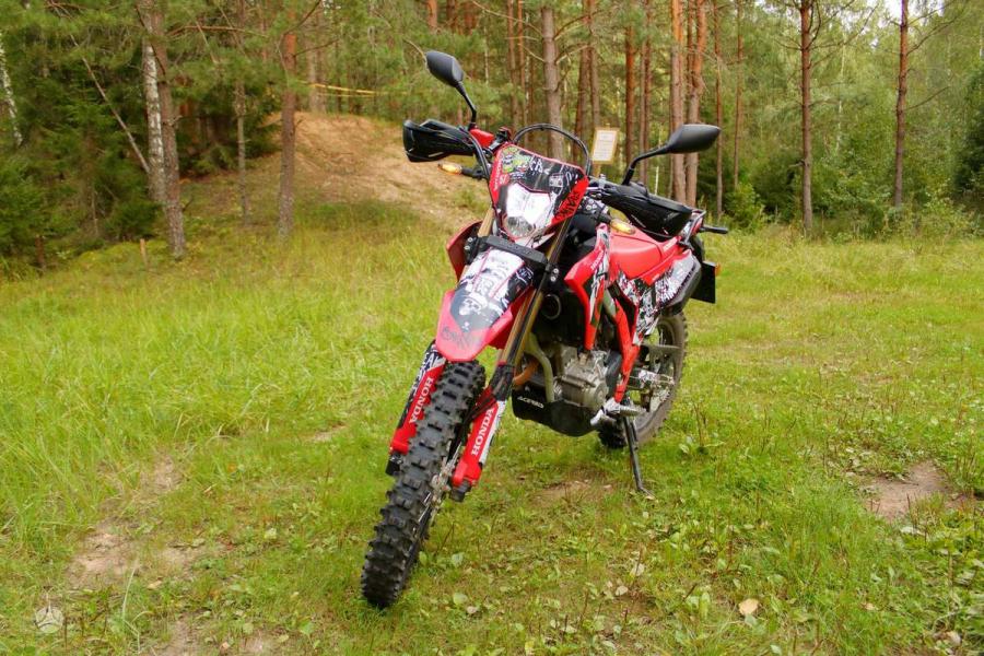 Red Honda CRF 2025 in Panevezys, with an engine capacity of 0.29 L and mileage of 5 thousand km for 5790 €, photo 3 on AUTOMOTO.COM.LV