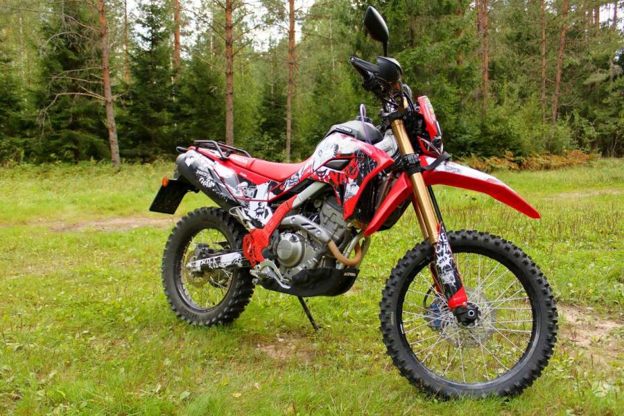 Red Honda CRF 2025 in Panevezys, with an engine capacity of 0.29 L and mileage of 5 thousand km for 5790 €, photo 4 on AUTOMOTO.COM.LV