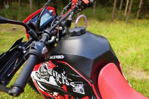 Red Honda CRF 2025 in Panevezys, with an engine capacity of 0.29 L and mileage of 5 thousand km for 5790 €, photo 10 on AUTOMOTO.COM.LV