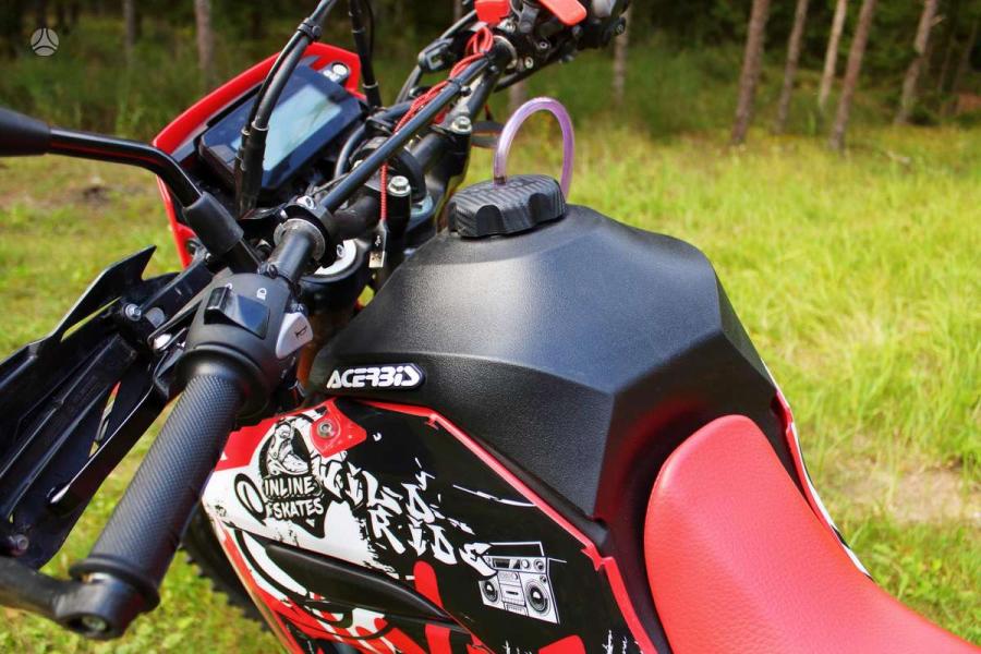 Red Honda CRF 2025 in Panevezys, with an engine capacity of 0.29 L and mileage of 5 thousand km for 5790 €, photo 10 on AUTOMOTO.COM.LV