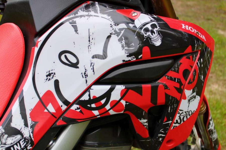 Red Honda CRF 2025 in Panevezys, with an engine capacity of 0.29 L and mileage of 5 thousand km for 5790 €, photo 12 on AUTOMOTO.COM.LV