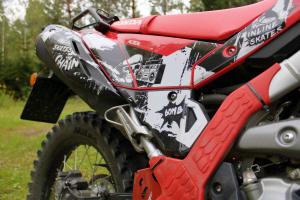 Red Honda CRF 2025 in Panevezys, with an engine capacity of 0.29 L and mileage of 5 thousand km for 5790 €, photo 13 on AUTOMOTO.COM.LV