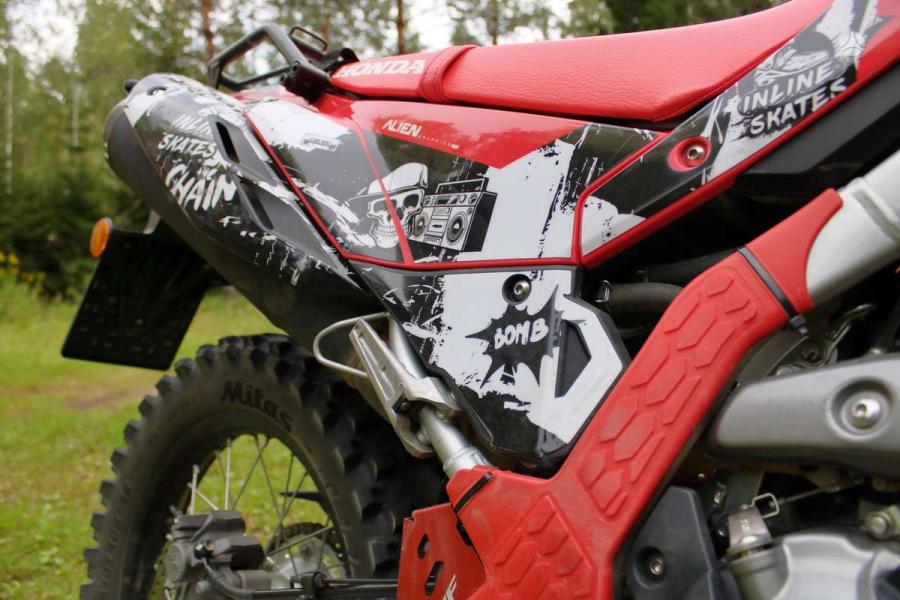 Red Honda CRF 2025 in Panevezys, with an engine capacity of 0.29 L and mileage of 5 thousand km for 5790 €, photo 13 on AUTOMOTO.COM.LV