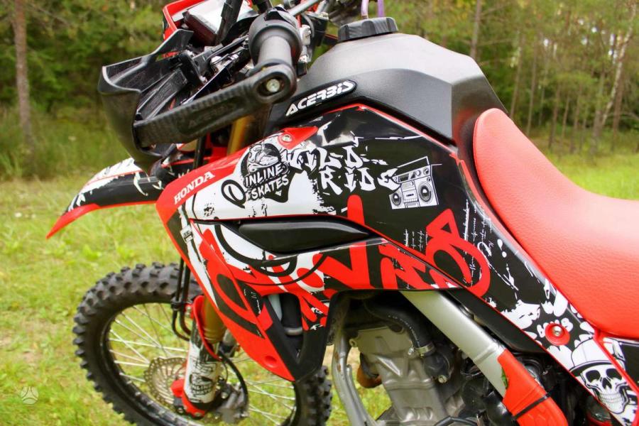 Red Honda CRF 2025 in Panevezys, with an engine capacity of 0.29 L and mileage of 5 thousand km for 5790 €, photo 16 on AUTOMOTO.COM.LV