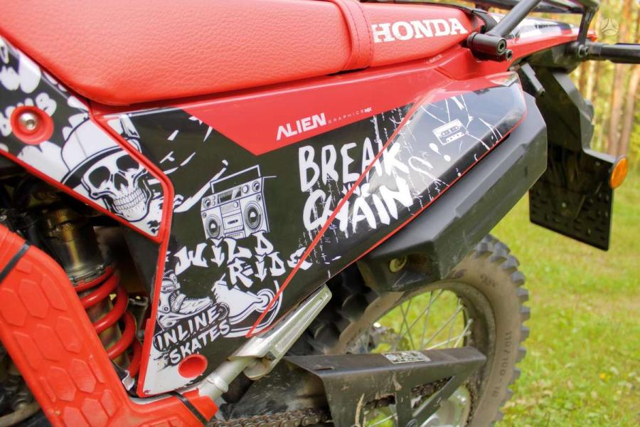 Red Honda CRF 2025 in Panevezys, with an engine capacity of 0.29 L and mileage of 5 thousand km for 5790 €, photo 17 on AUTOMOTO.COM.LV