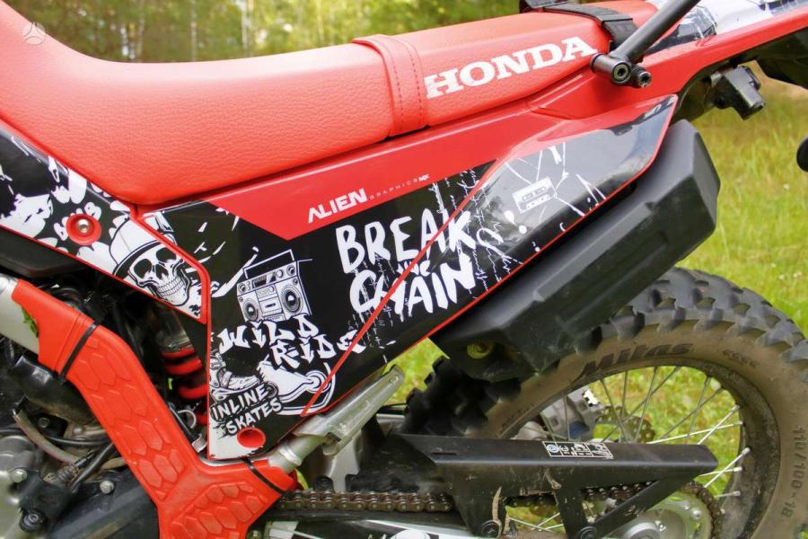 Red Honda CRF 2025 in Panevezys, with an engine capacity of 0.29 L and mileage of 5 thousand km for 5790 €, photo 18 on AUTOMOTO.COM.LV