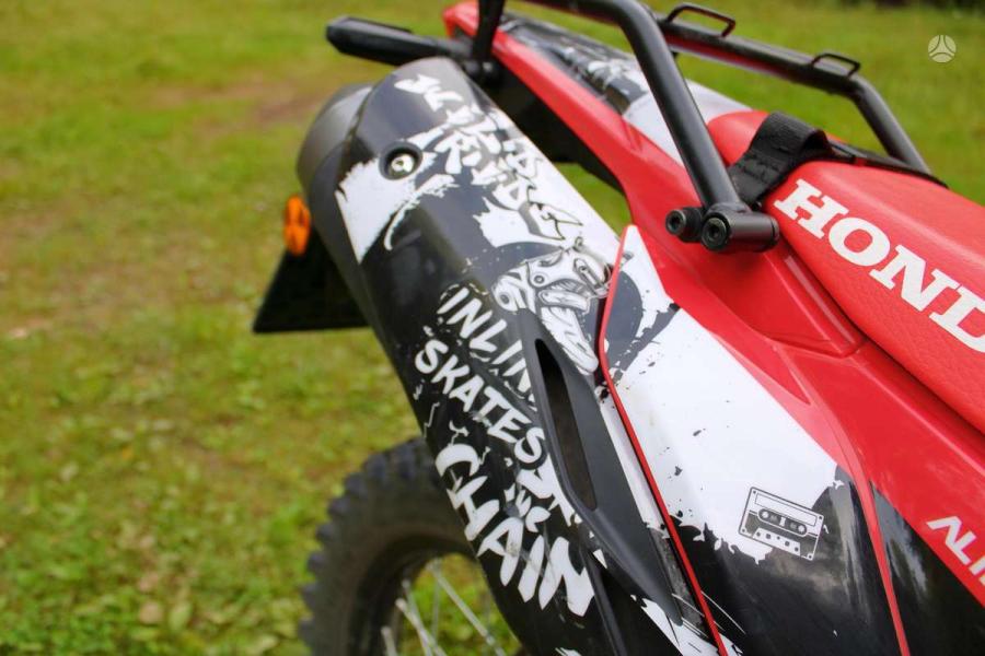 Red Honda CRF 2025 in Panevezys, with an engine capacity of 0.29 L and mileage of 5 thousand km for 5790 €, photo 20 on AUTOMOTO.COM.LV