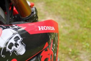 Red Honda CRF 2025 in Panevezys, with an engine capacity of 0.29 L and mileage of 5 thousand km for 5790 €, photo 21 on AUTOMOTO.COM.LV