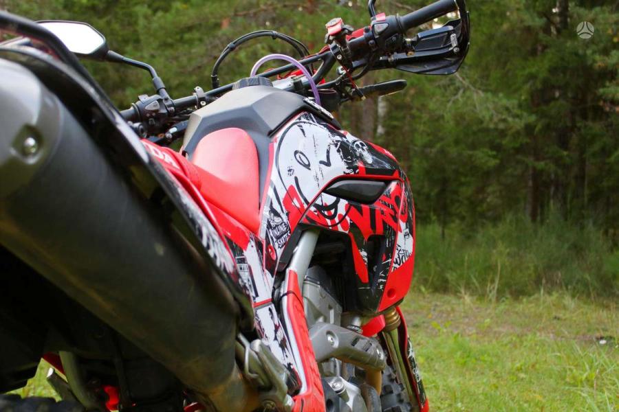 Red Honda CRF 2025 in Panevezys, with an engine capacity of 0.29 L and mileage of 5 thousand km for 5790 €, photo 26 on AUTOMOTO.COM.LV