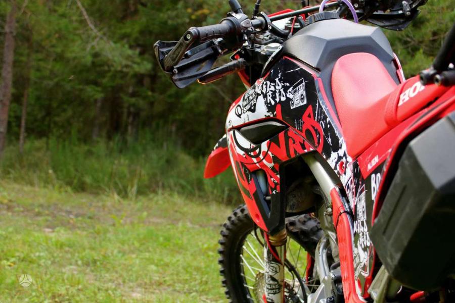 Red Honda CRF 2025 in Panevezys, with an engine capacity of 0.29 L and mileage of 5 thousand km for 5790 €, photo 27 on AUTOMOTO.COM.LV