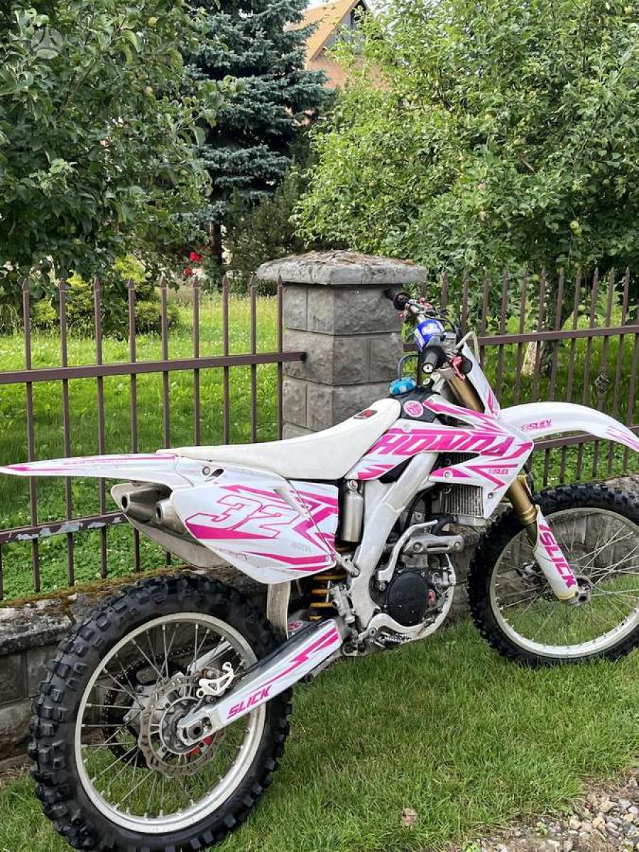 White Honda CRF 2009 in Panevezys, with an engine capacity of 0.25 L and mileage of 0 thousand km for 2100 €, photo 4 on AUTOMOTO.COM.LV